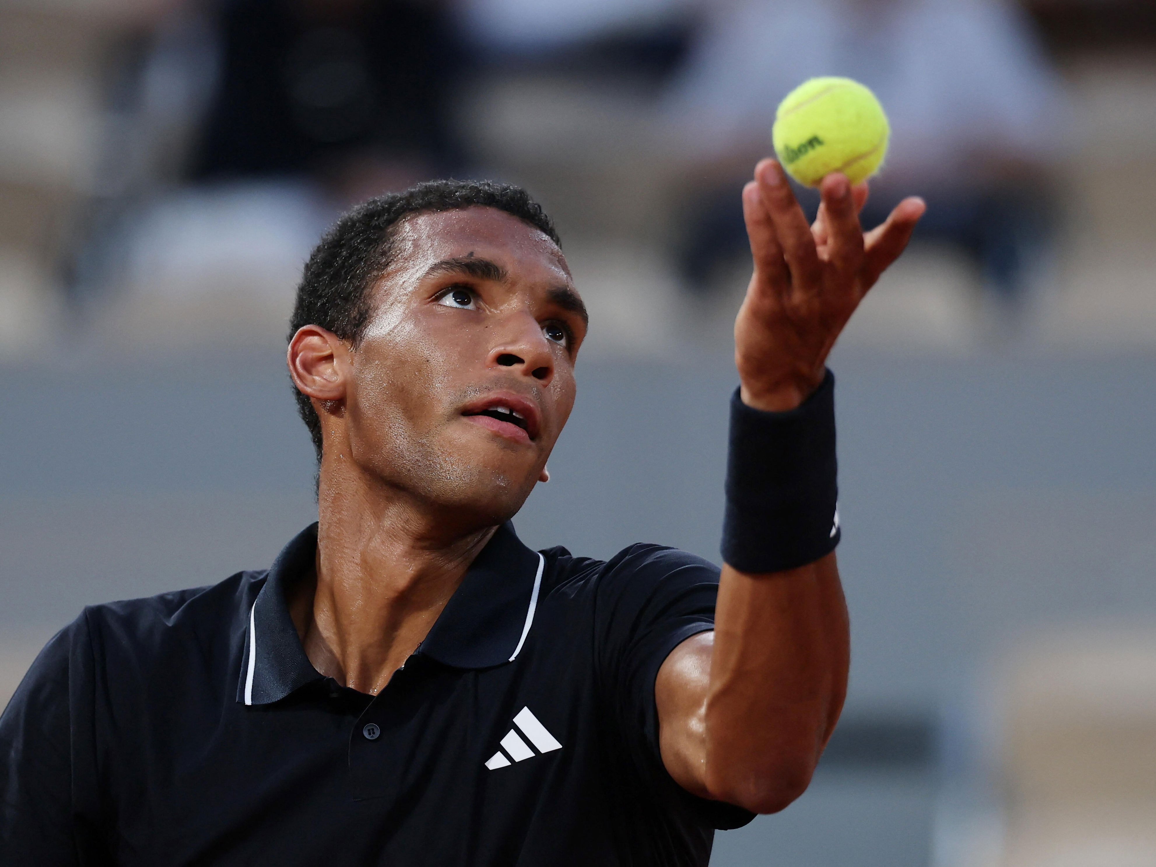 Félix Auger-Aliassime atteint les huitièmes de finale à Roland-Garros