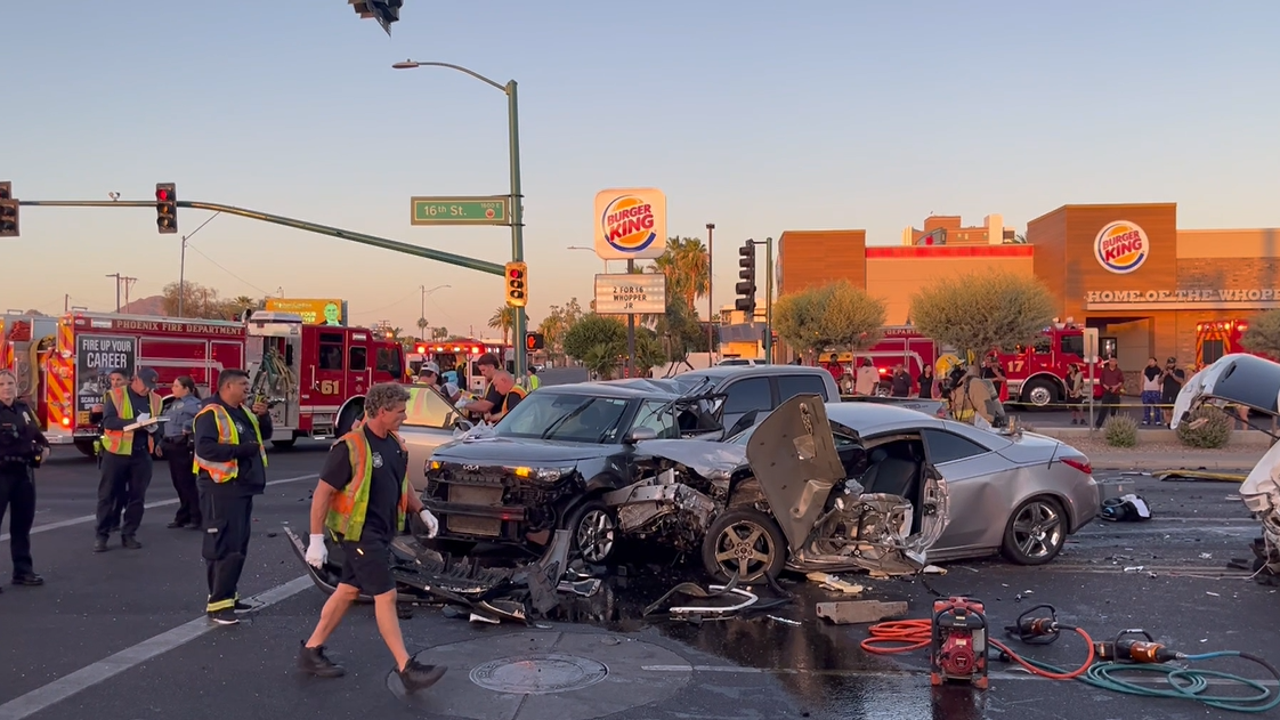 Phoenix pileup: Children hospitalized, 5 others critical after crash