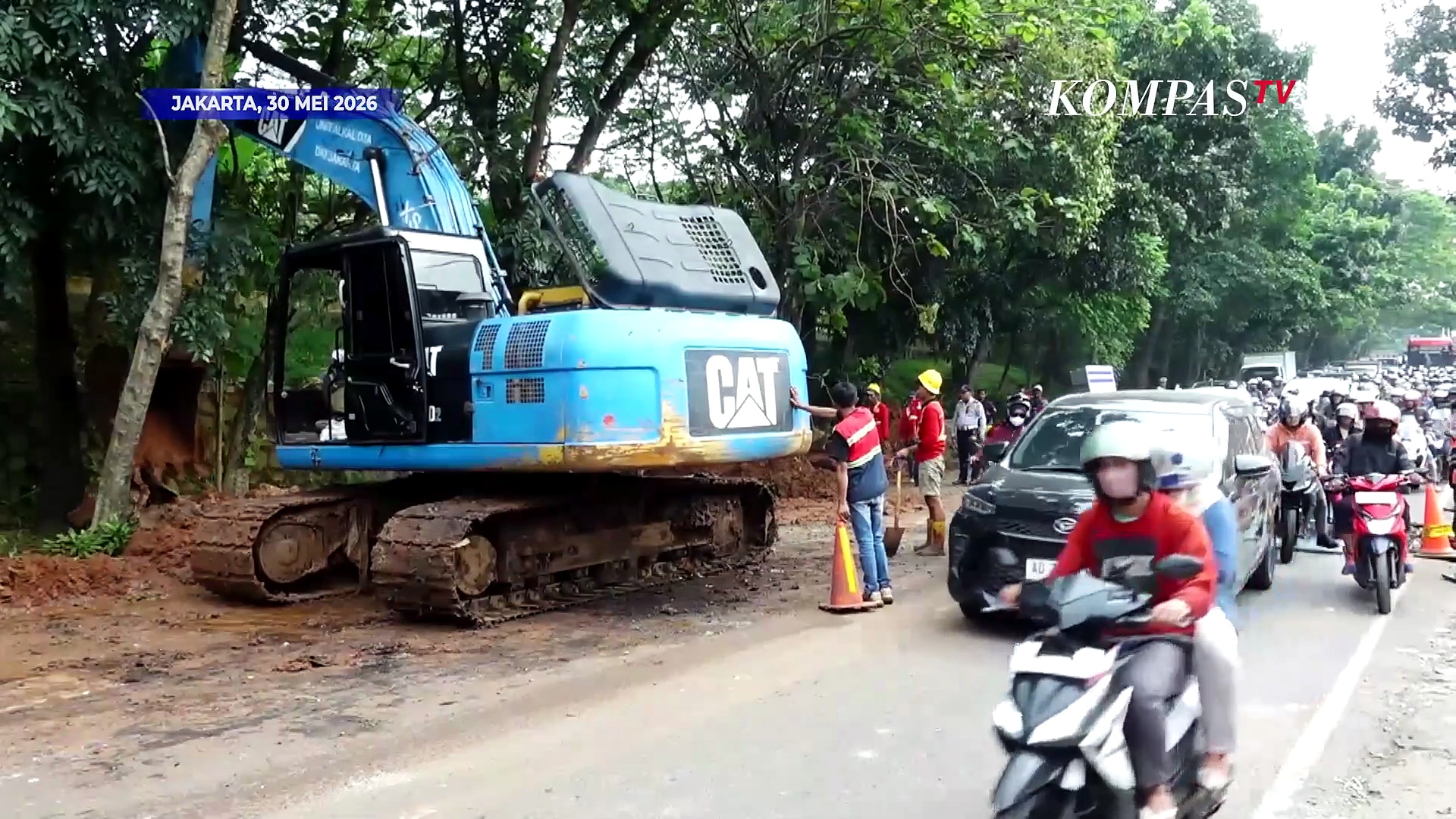 Jalan ambles Lenteng Agung dipasang pelat baja sementara, antisipasi ...
