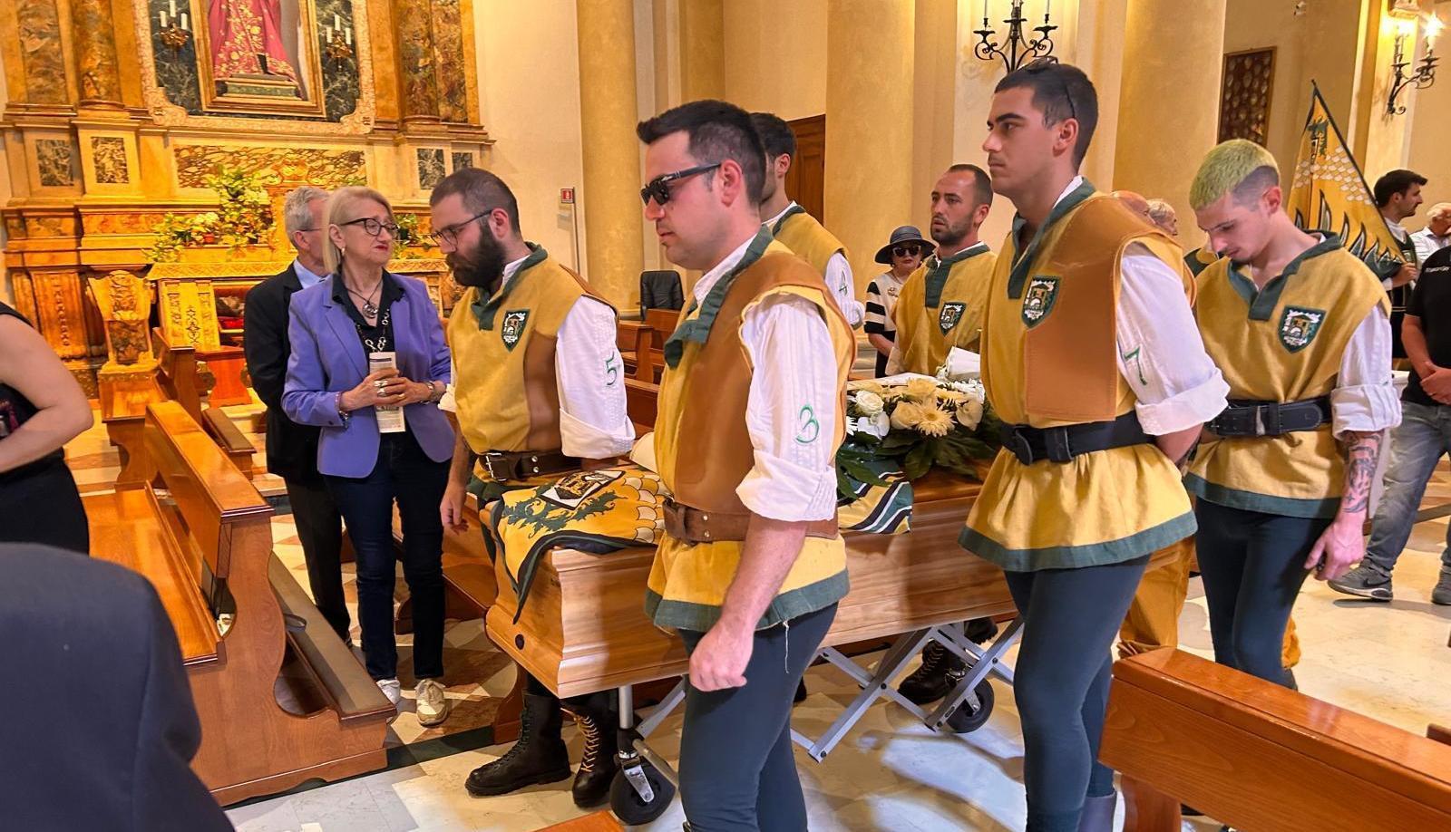 Il rione de’ Brozzi schierato per l’addio a 'Bat'