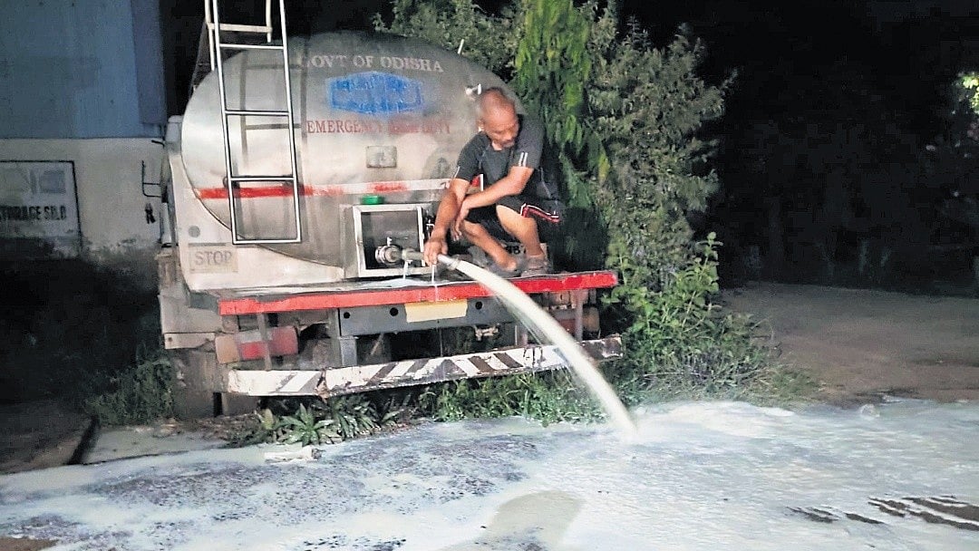 Dairy farmers pour thousands of litres of milk in Odisha's Umerkote as ...