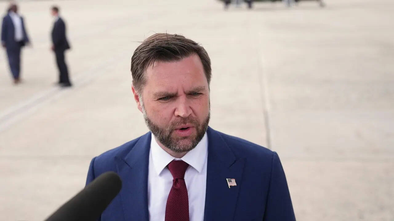 'Complete Fake News': White House Fires Back at JD Vance Asked to Quit ...