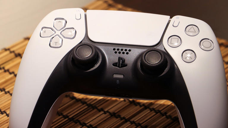 What does the orange light mean on a PlayStation 5 controller?