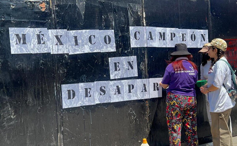 Familias buscadoras pegan fichas de desaparecidos en las inmediaciones ...