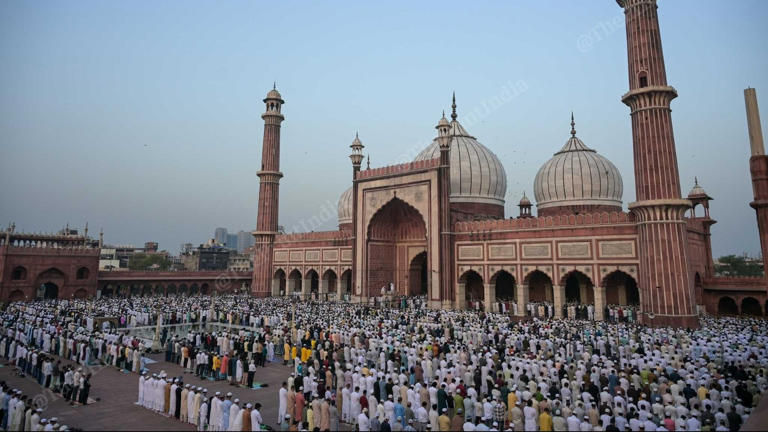 Photos of the week: Eid prayers at Jama Masjid, CM Vijay in Delhi ...