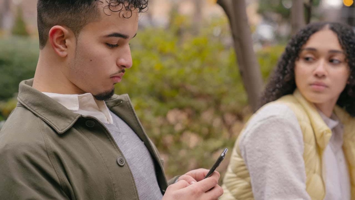 6 micro body language gestures that prove someone is secretly envious ...