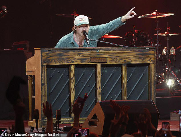 Morgan Wallen suffers shocking onstage meltdown as he flips piano mid ...