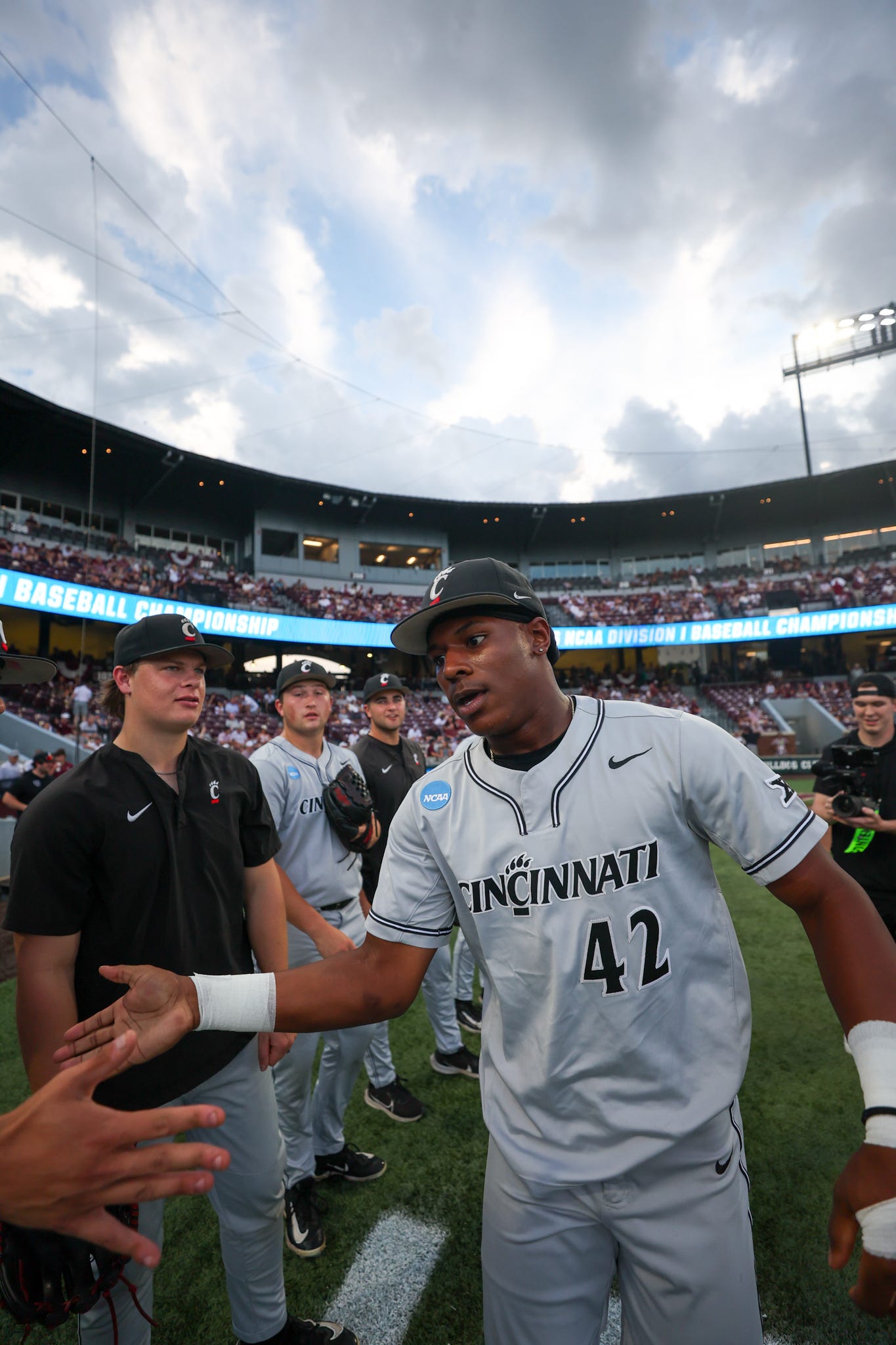 Cincinnati Bearcats bats fall short vs. top seed Mississippi State