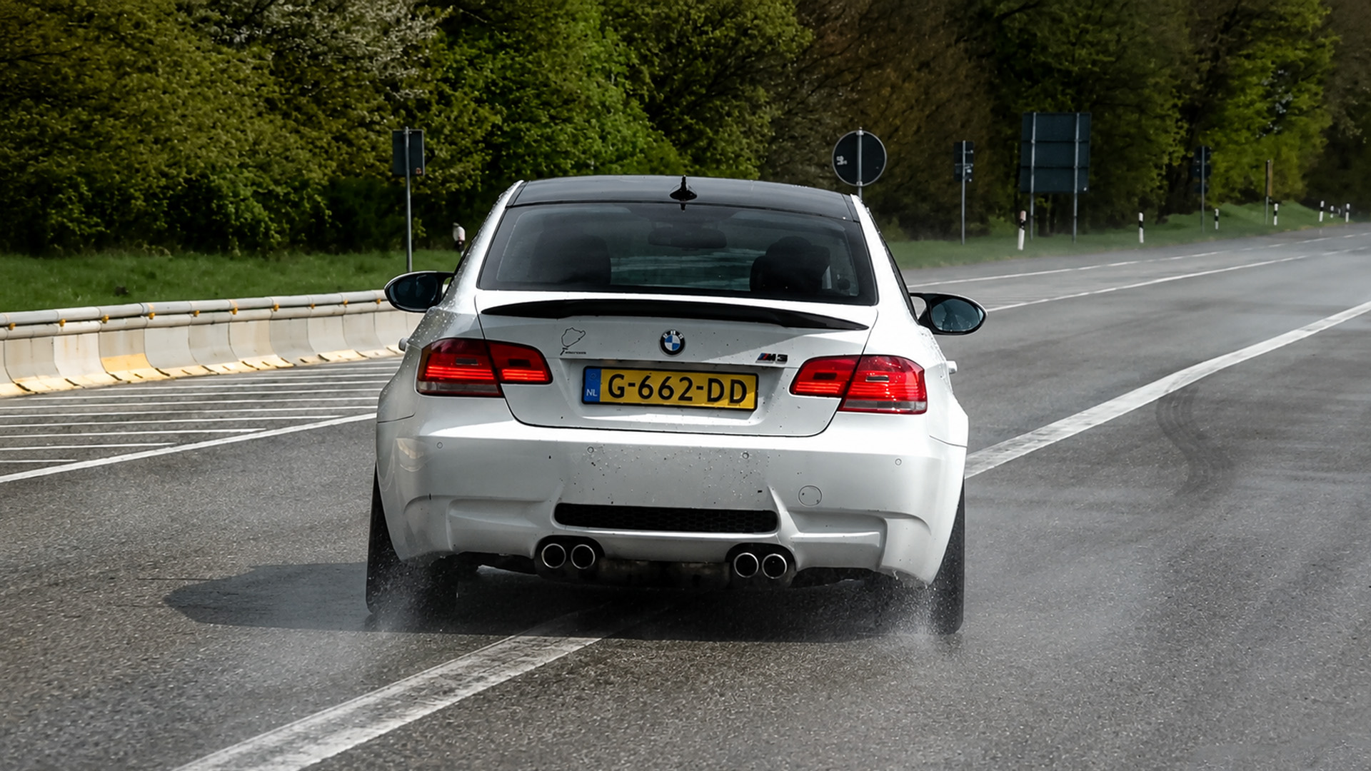 BMW M3 Coupé rutscht bei riskantem Beschleunigungsversuch auf der Straße