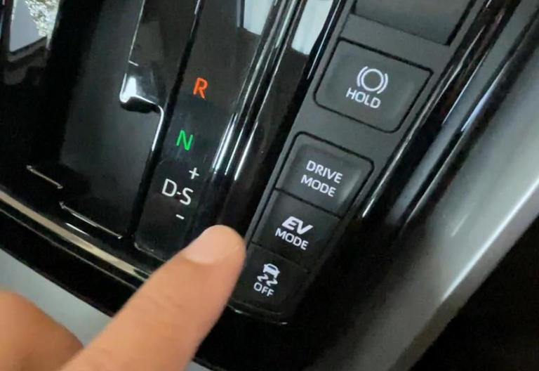 Cara pakai mode berjalan tanpa bensin di Toyota Kijang Innova Zenix