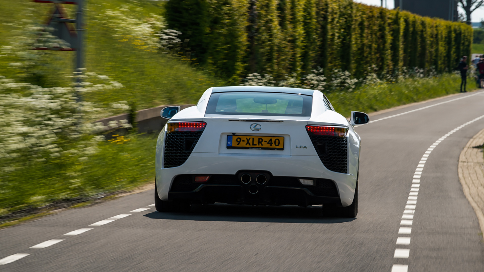 Seltener Lexus LFA meistert eine riskante enge Straße