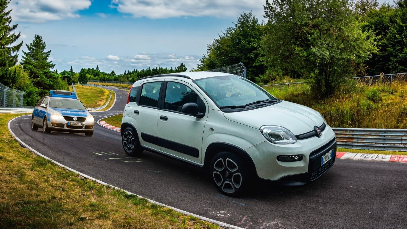 Polizia tedesca ferma la Fiat Panda al Nürburgring