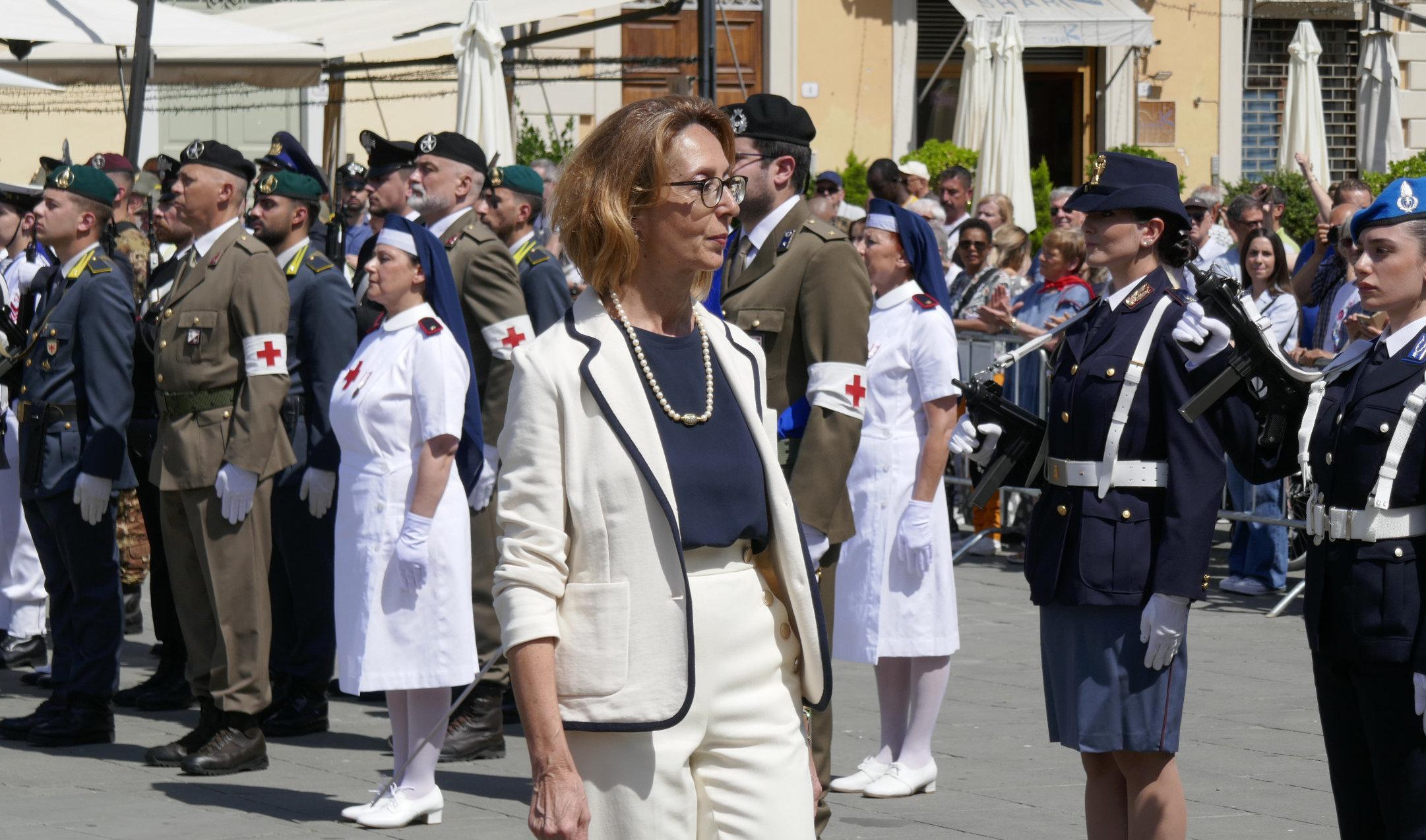 Festa della Repubblica. Alzabandiera e inno in piazza della Carceri ...