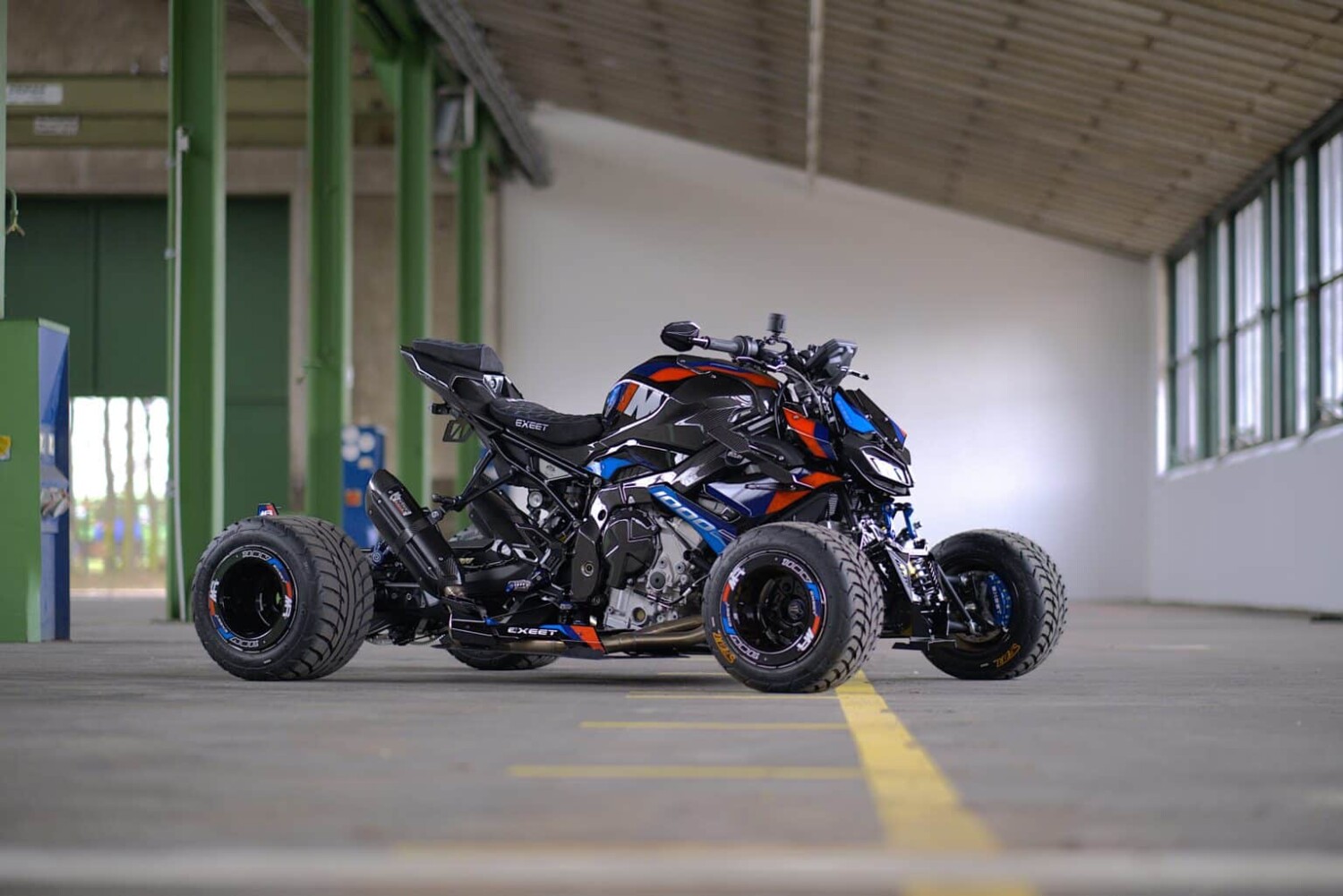 BMW M 1000 R quad : difficile de croire qu’un permis B suffit pour ...