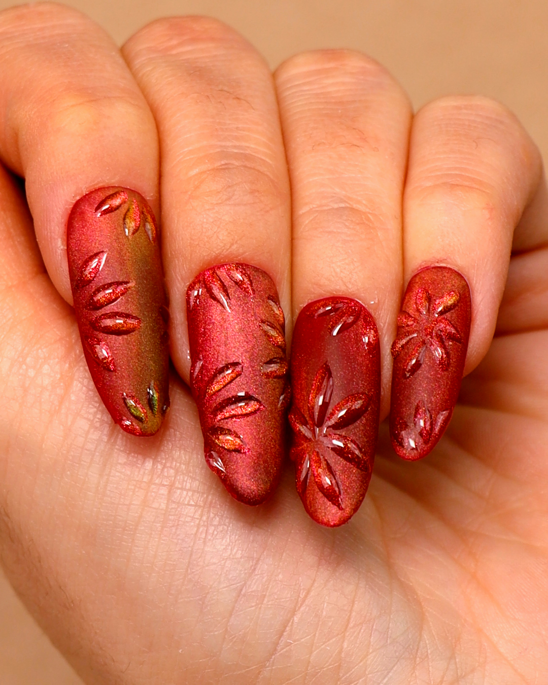 Unhas brilhantes com design floral 3D💅
