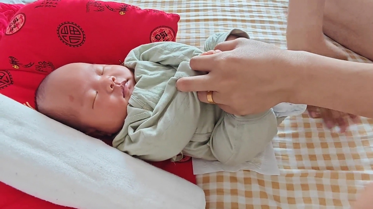 Gentle tapping trick soothes baby to sleep instantly