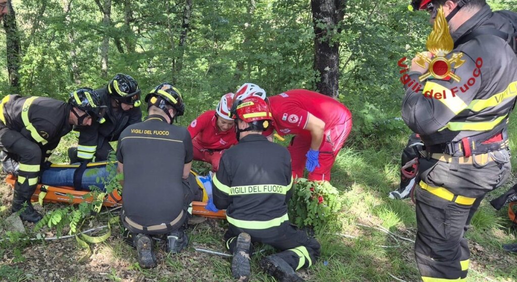 Perde il controllo della moto e finisce fuori strada: centauro in ospedale