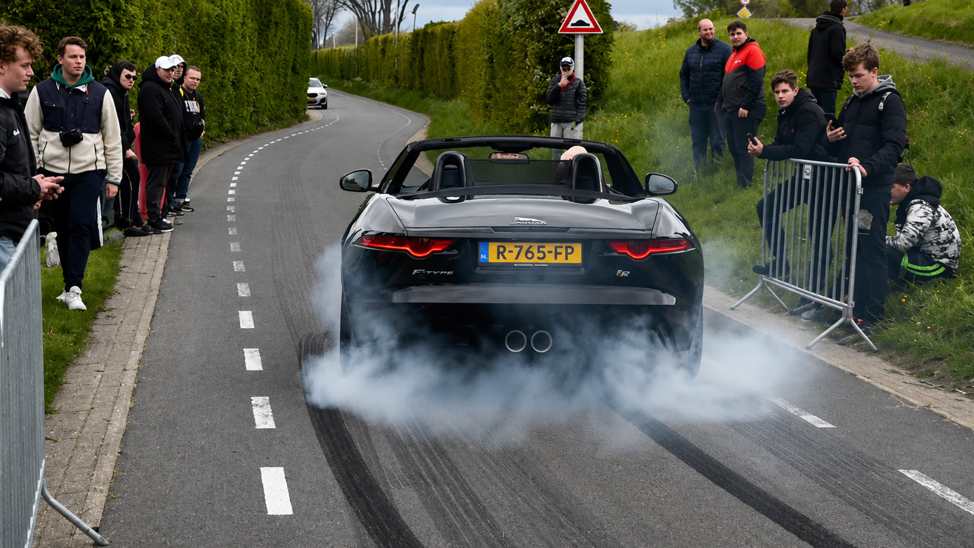 Deze Jaguar F-Type burnout trekt ieders aandacht