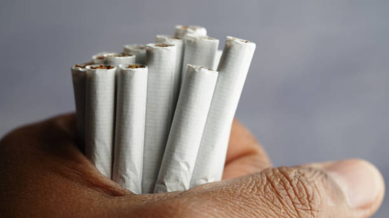 Gum bleeding, mouth ulcers, bad breath: Early oral cancer signs tobacco ...