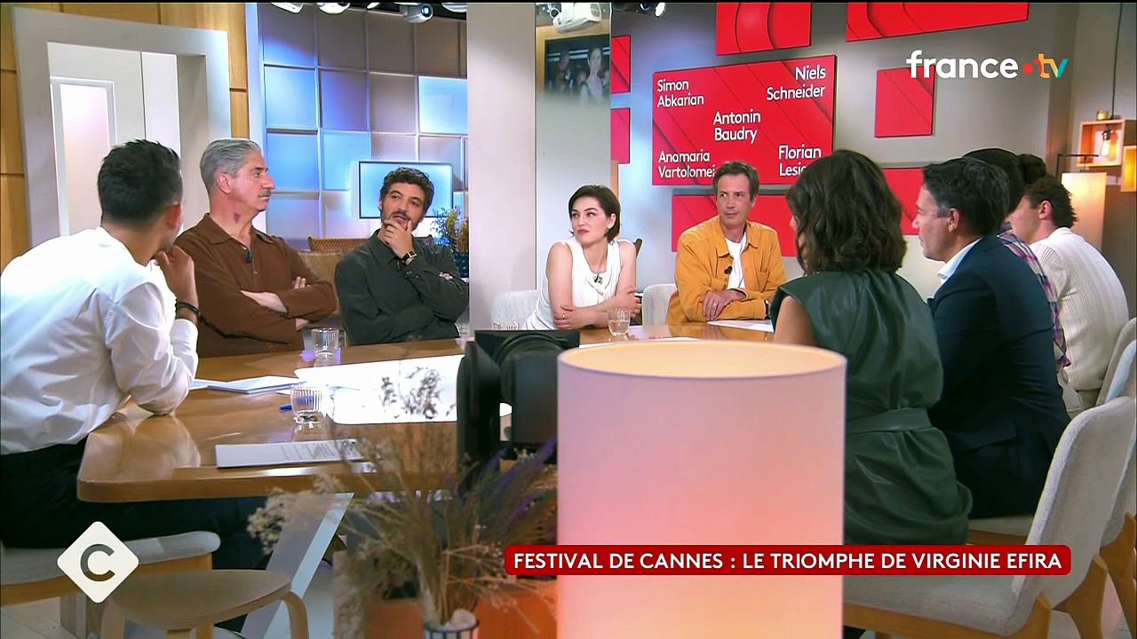 Niels Schneider sur le plateau de « C à vous