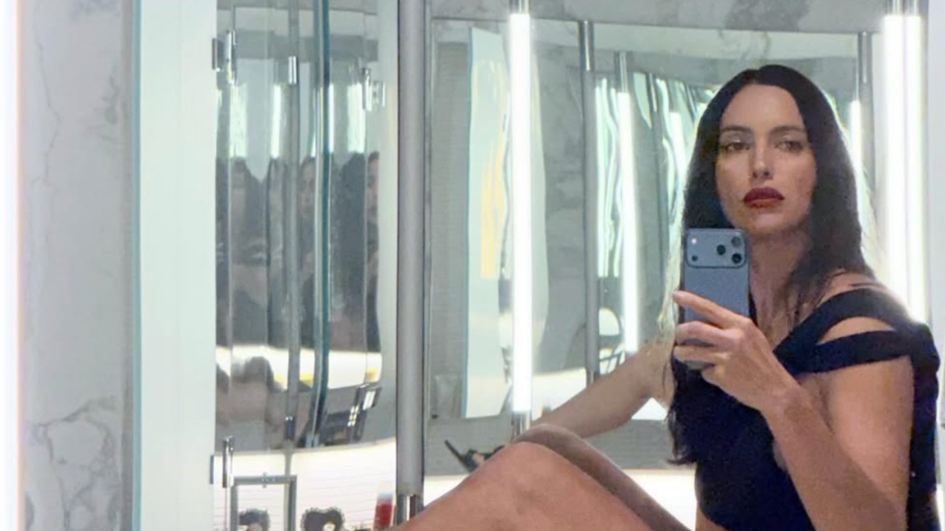 Con un look monocromático, la modelo Irina Shayk luce una silueta esculpida