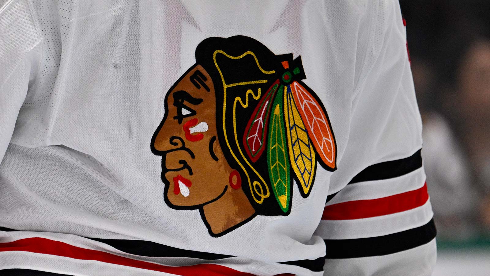 Blackhawks pay tribute to Dennis Hull after passing