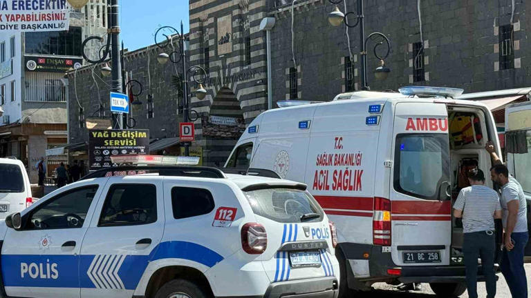 Alkol aldığı arkadaşı tarafından bacaklarından vuruldu