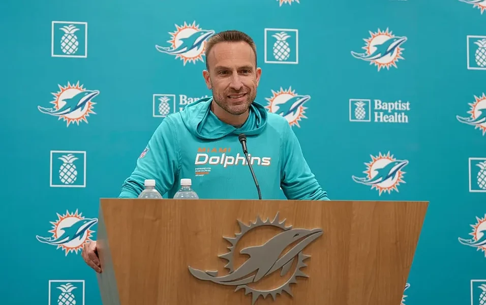 Dolphins keep rookie Proctor at guard despite tackle need