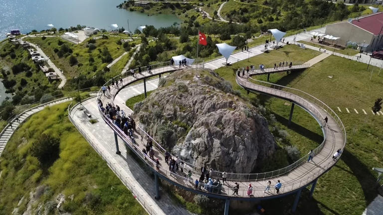 Çekerek Millet Bahçesi bayram tatilinde yoğun ilgi gördü, araç ...