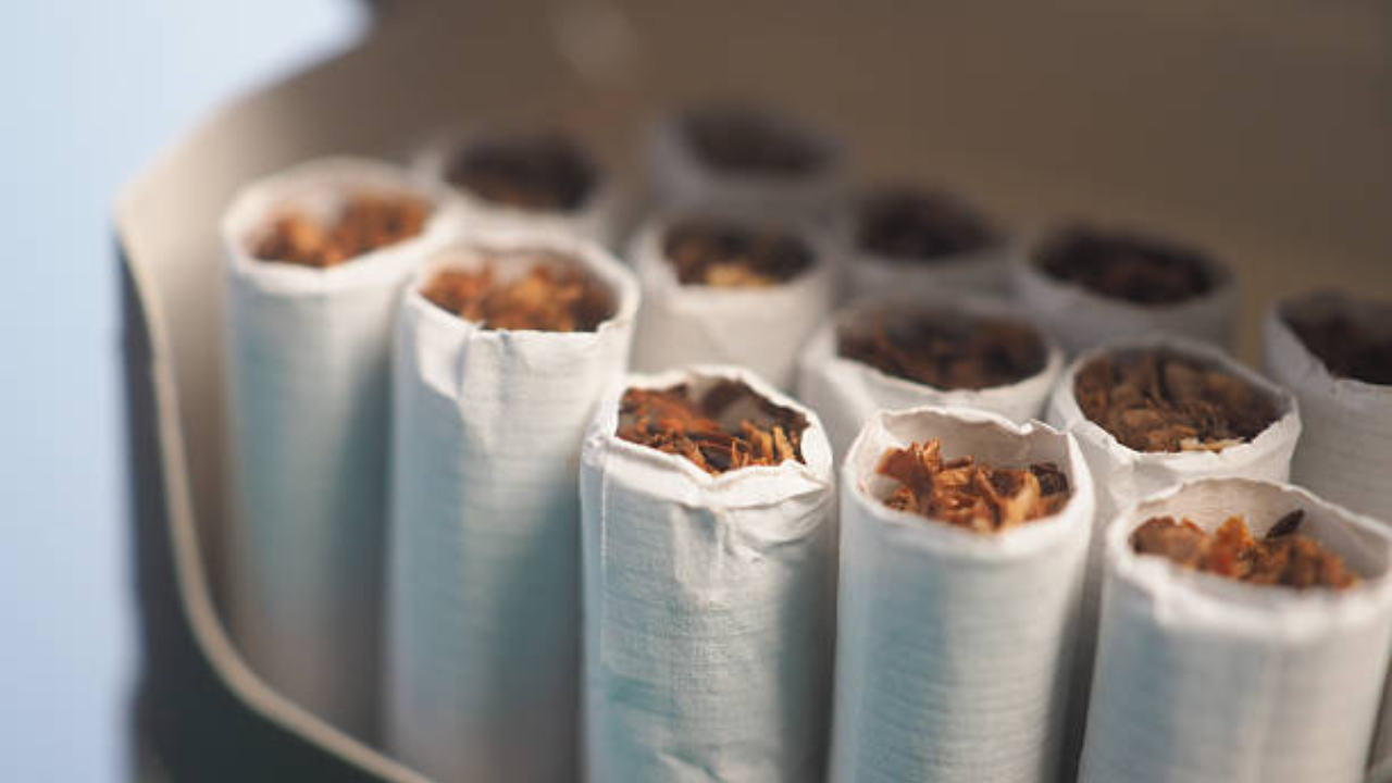 Gum bleeding, mouth ulcers, bad breath: Early oral cancer signs tobacco ...