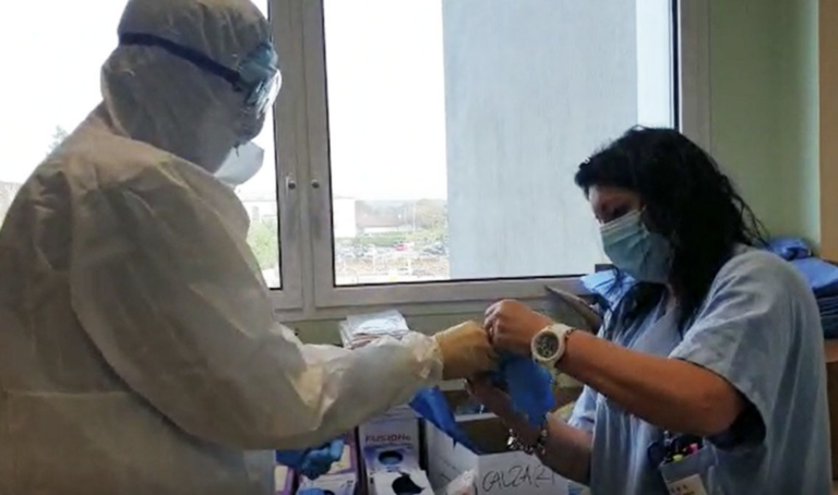 No, questa foto non dimostra che l’epidemia di Ebola sia un complotto ...