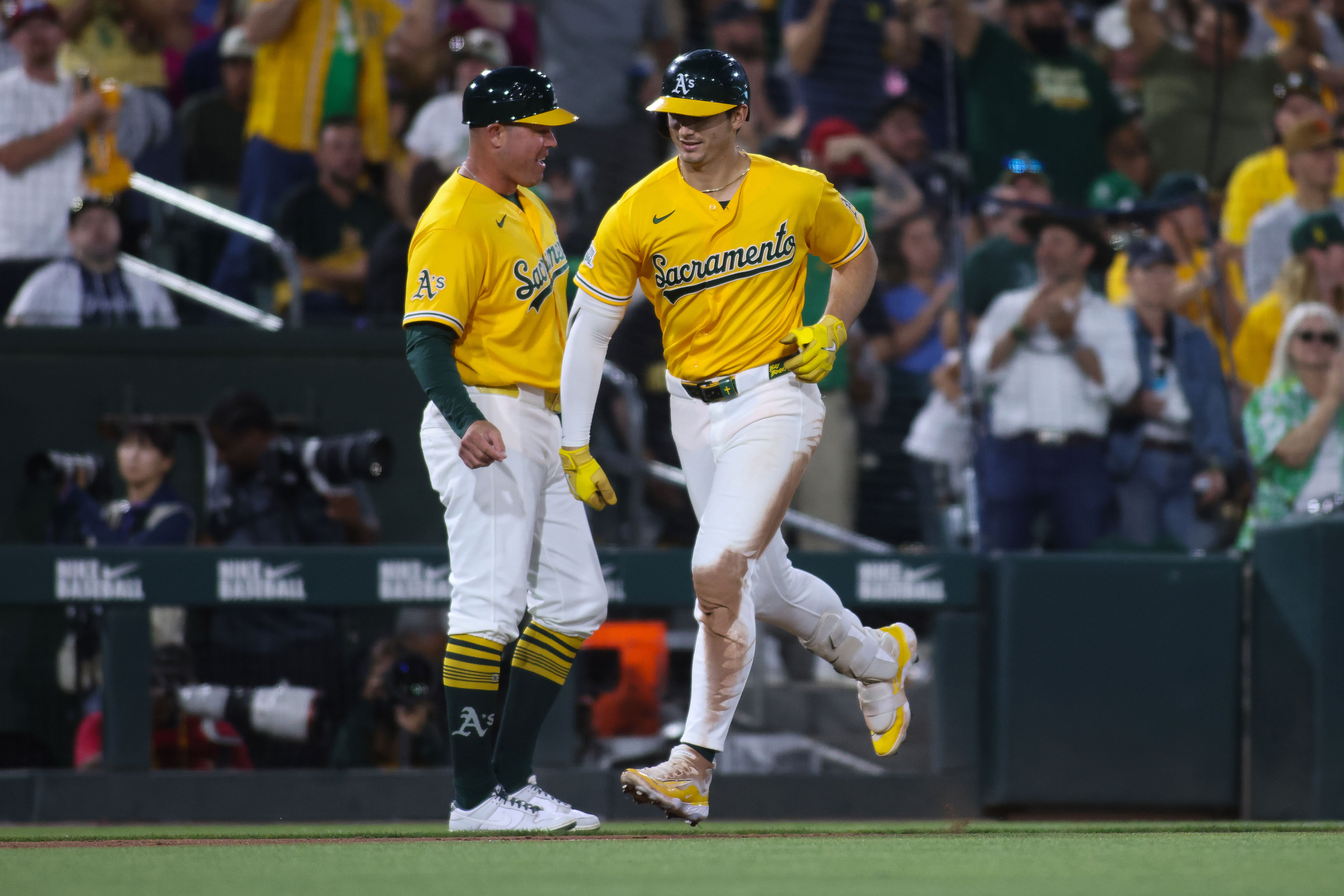 Athletics hit 3 homers to beat Yankees 6-4 and snap a 4-game losing streak