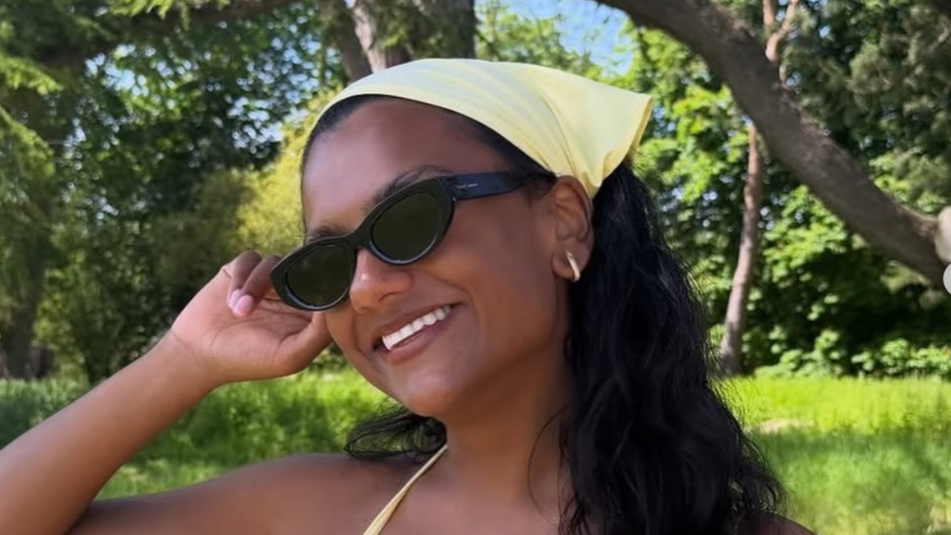 Simone Ashley näyttää säteilevältä trendikkäässä ranta-asussa