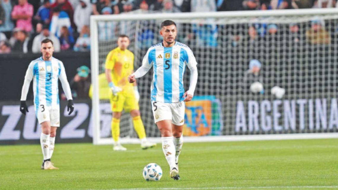 Paredes tiene una lesión muscular y le suma otra preocupación a Scaloni