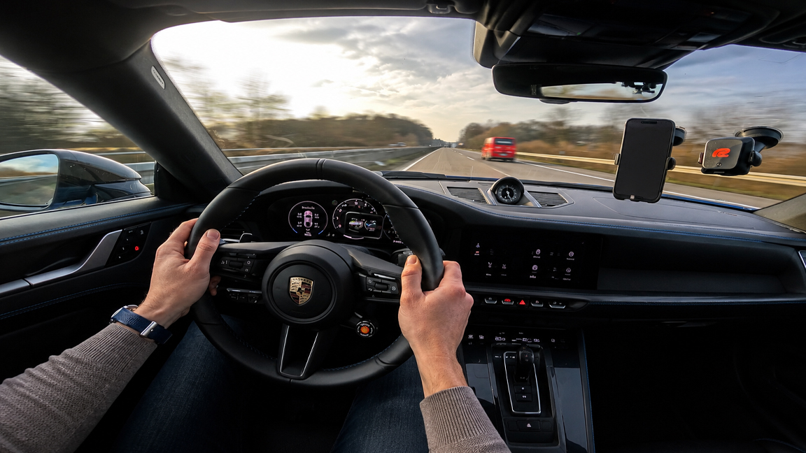 Porsche 911 Turbo S erreicht Höchstgeschwindigkeit auf der Autobahn