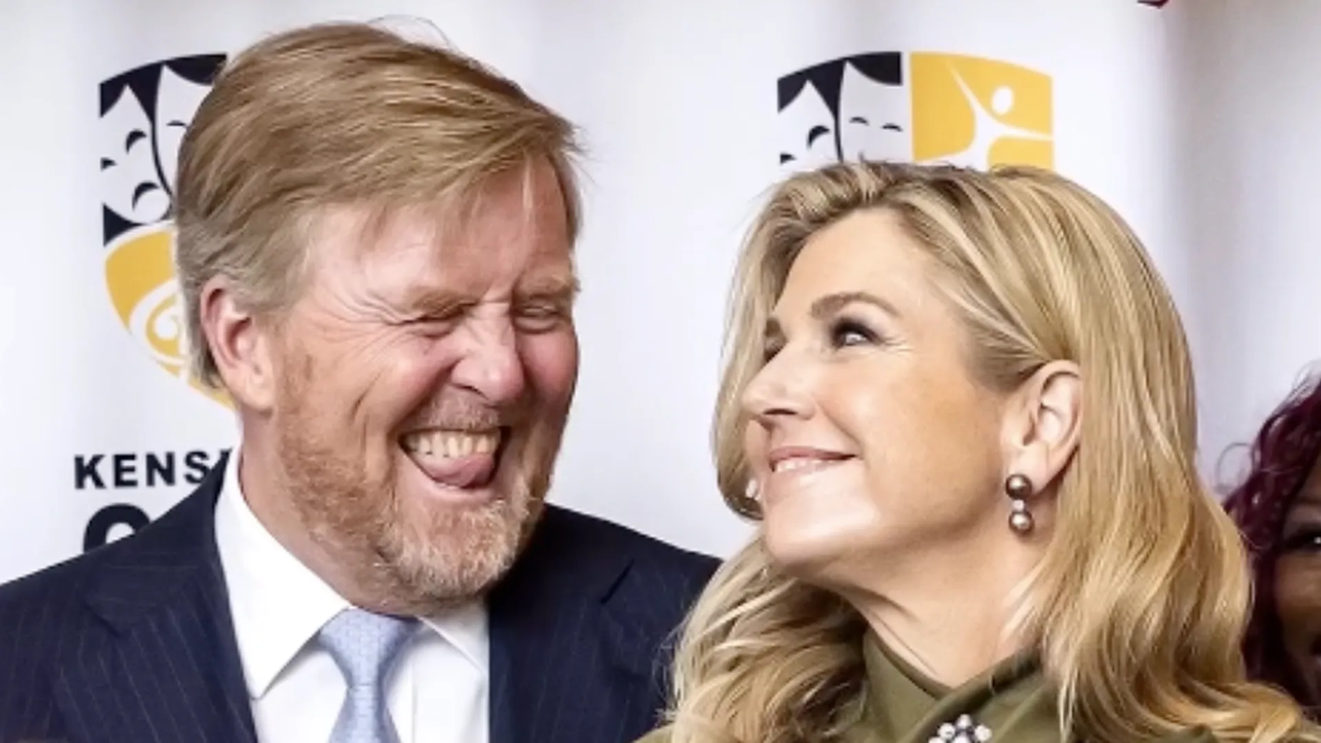 Koning en koningin maken deel uit van een groot bewegend orkest