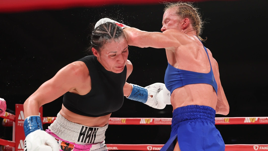 Han edges Holm in disputed majority decision to retain title