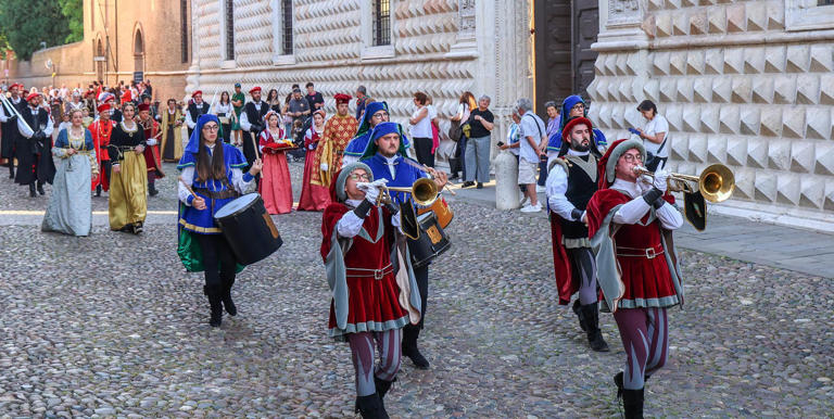 Bandiere e musica: via alle corse. Putti, Santo Spirito al fotofinish ...