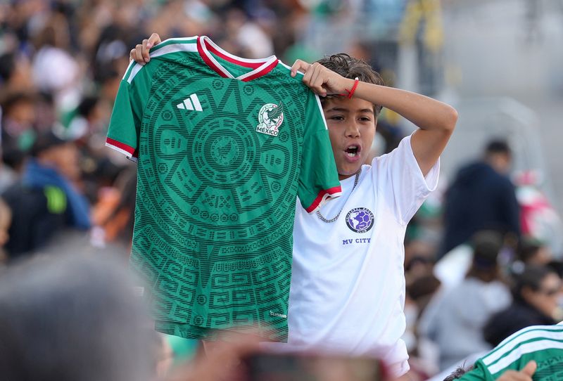 Soccer-World Cup co-hosts Mexico beat Australia 1-0 in Rose Bowl warmup