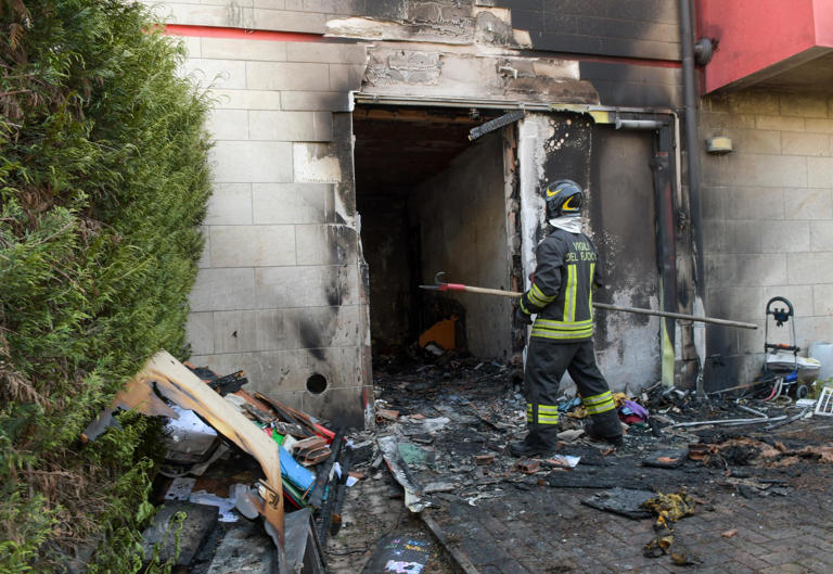 Rogo al pian terreno della palazzina. Paura e quattro persone in ospesale