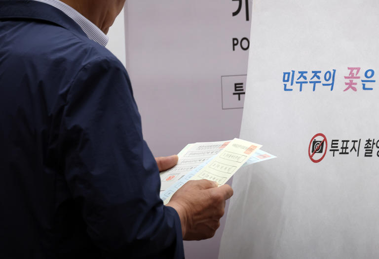 Man arrested for allegedly destroying ballot at Bucheon voting location