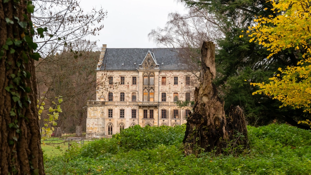 10 hauntingly beautiful abandoned landmarks