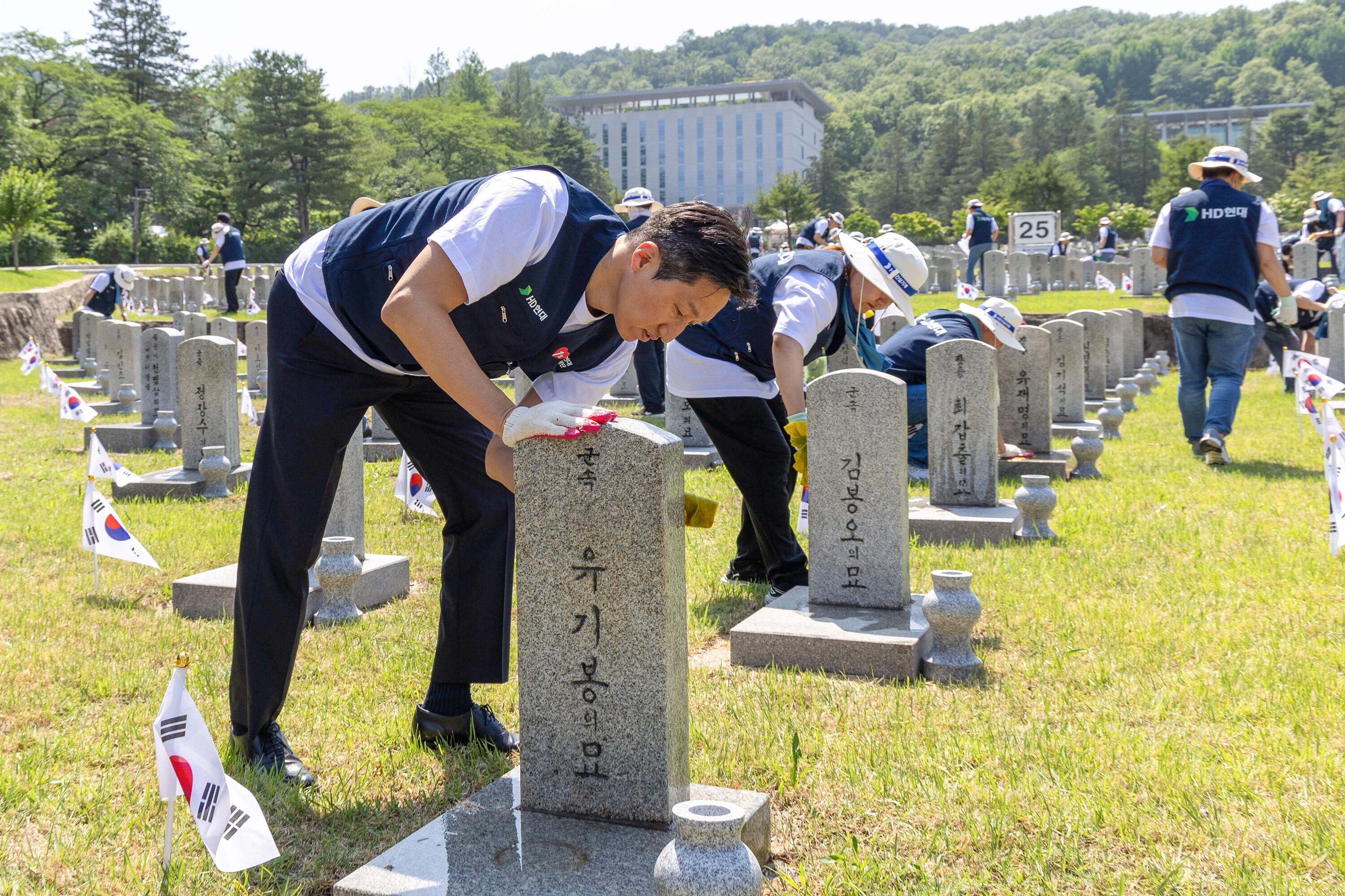 HD Hyundai chairman honors veterans, plans memorial facility