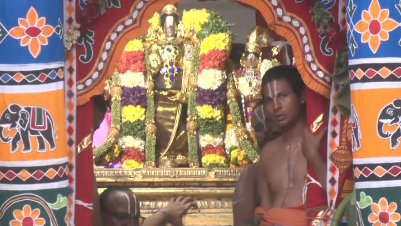 Devotees throng Madurai's Koodal Azhagar Temple for chariot festival