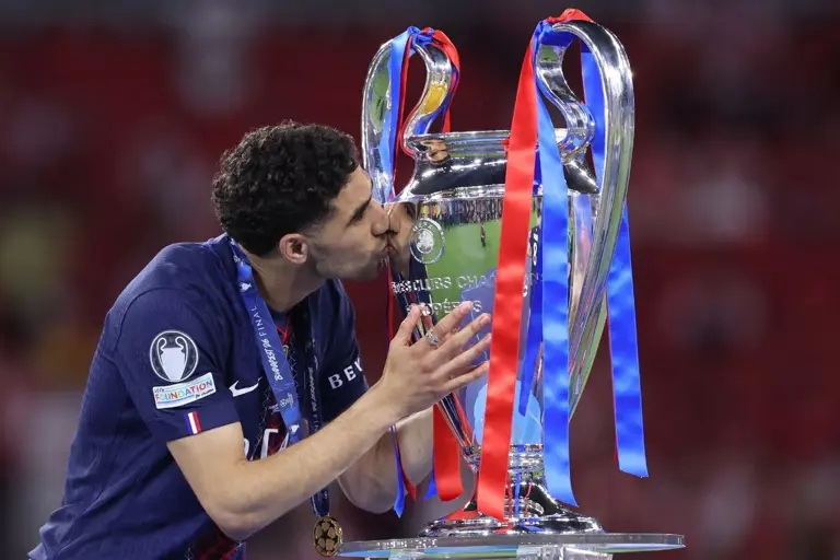 Achraf Hakimi égale le record légendaire de Samuel Eto’o en Ligue des ...