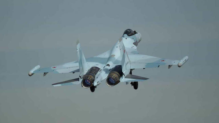 Rusia memperkuat armada udara dengan jet tempur Su-35 baru di tengah ...