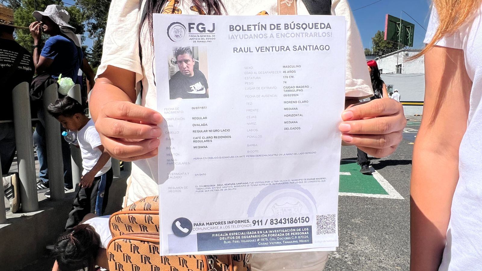 Familias buscadoras pegan fichas de desaparecidos en las inmediaciones ...