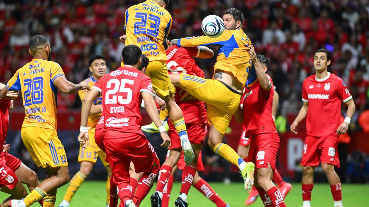 Toluca vs Tigres: Mikel Arriola sufre accidente en el Nemesio Díez (VIDEO)
