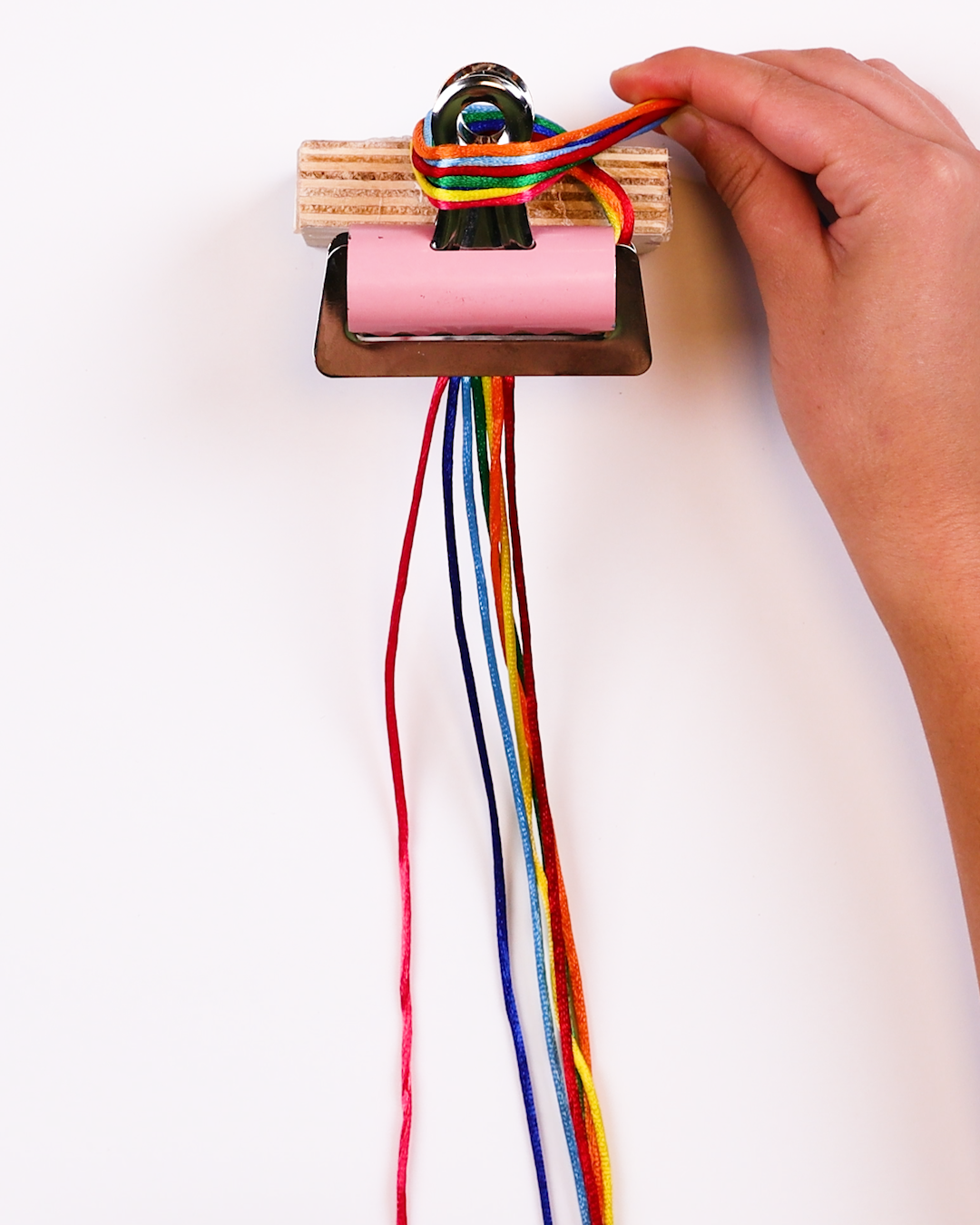 Craft your own friendship bracelet with this pattern🌈