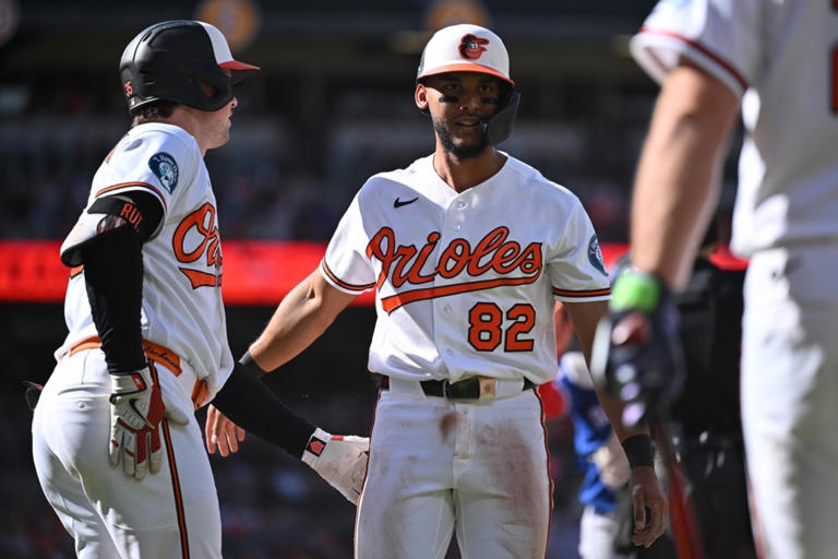 Orioles score five runs in ninth to stun Blue Jays